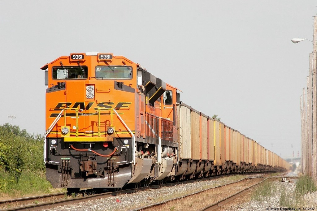 Twin BNSF SD70ACes